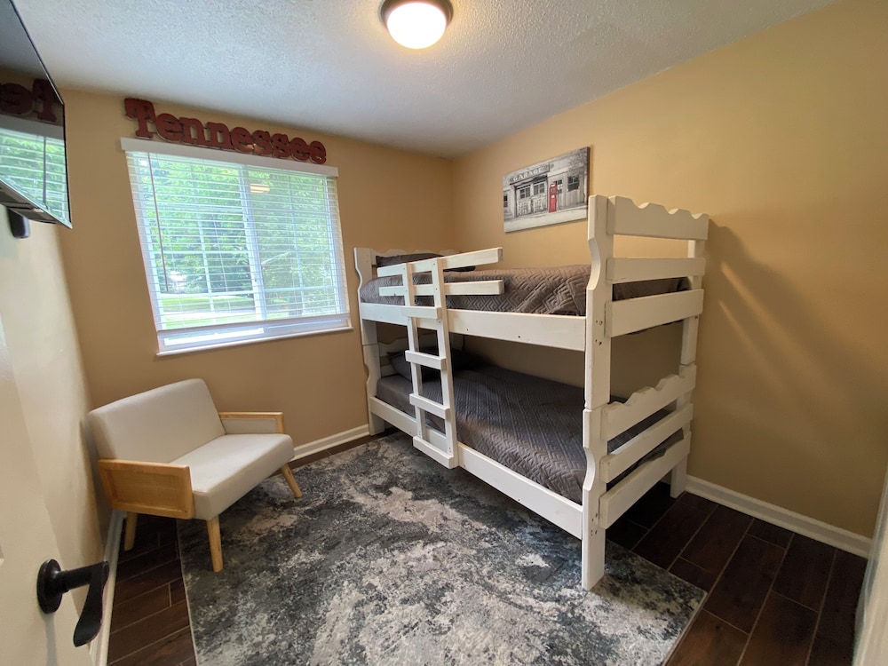 3 Bed-1 Bath,5 Min To The Lake, Hottub, Bring Your Dogs, Full Fenced Back Yard. - Maryville, TN
