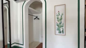 Quarto Triplo Deluxe | Roupa de alta qualidade, cofre no quarto, com mobília individualizada