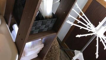 3 quartos, secretária, secretária adequada para computadores portáteis