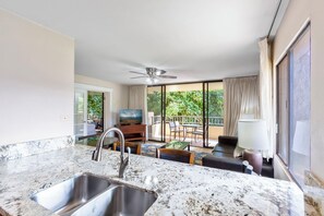 Condo, várias camas, sacada, vista parcial para o oceano | Cozinha privada | Geladeira, micro-ondas, fogão, cooktop