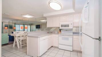 Apartamento em Condomínio Fechado, várias camas, varanda, vista parcial para o oceano (Sea Forever) | Cozinha privada | Um frigorífico, um micro-ondas, um forno, uma placa de cozinha