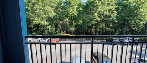 Apartamento em Condomínio Fechado, 2 camas queen-size, varanda (Low Country Dawg House) | Terrenos do alojamento