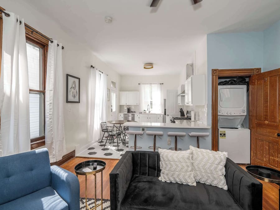 Apartamento em Condomínio Fechado, várias camas, cozinha, vista para o jardim | Sala de estar | Televisor