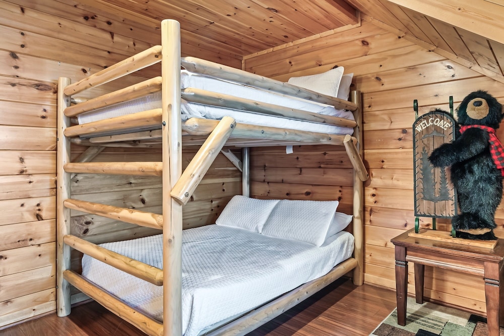 Beautiful Mountain Views, Hot Tub, Game Room, Fire Pit, 3 King Beds ...