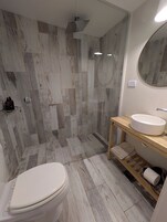 Quarto Superior | Casa de banho | Um polibã, um secador de cabelo, toalhas fornecidas, sabão 