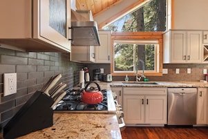 Casa, vĂĄrias camas, varanda, vista para a montanha (Luxury Tahoe Chalet) | Cozinha privada | Um frigorĂfico, um micro-ondas, um forno, uma placa de cozinha