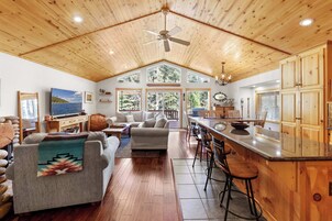 Casa, várias camas, banheira de hidromassagem grande, vista para a montanha (Alpine Gem) | Sala de estar | Televisor de ecrã plano de 50 polegadas com canais digitais, televisor 