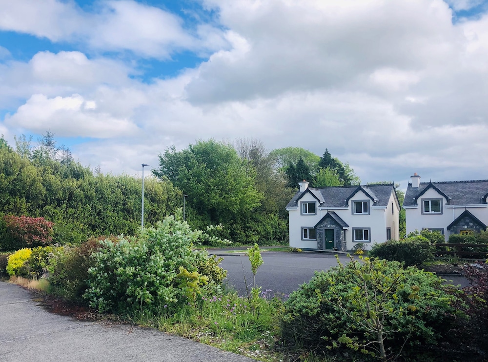 Modern Bright Detached Home Just A Short Stroll From Town - Kenmare