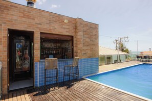 Piscina exterior, toldos gratuitos, guarda-sóis 