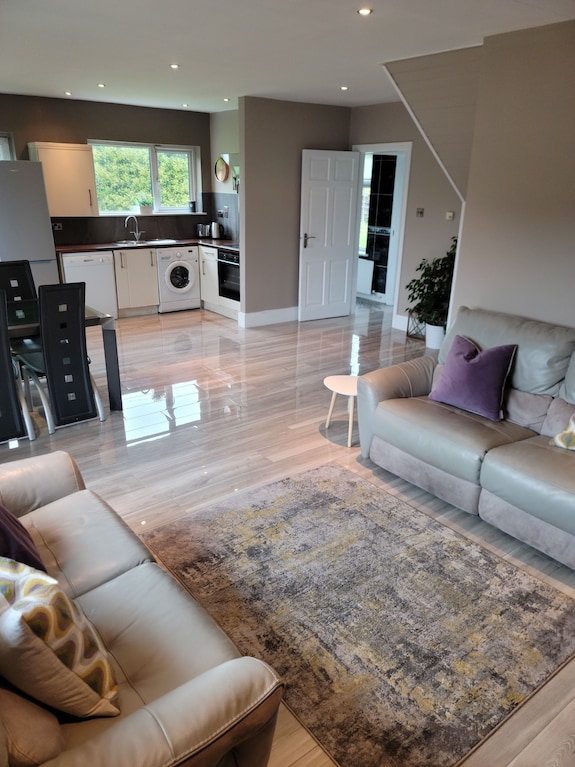 Beautiful Private House. 10 Mins Drive To City Centre & Blarney Castle. - Cork, Ireland