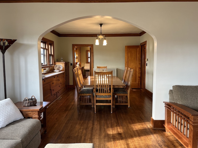 Historic Home In Downtown. Walkable. Sleeps 10. Wedding Prep Area Available! - Crow River Winery, Hutchinson