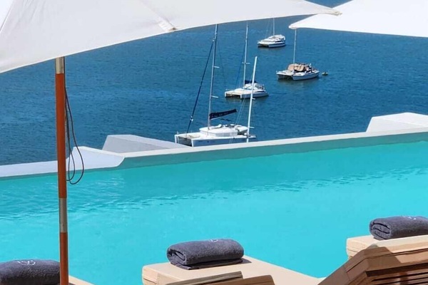 2 piscinas externas, funciona das 8h às 18h, guarda-sóis