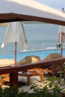 2 piscinas exteriores, da(s) 8:00 à(s) 18:00, guarda-sóis 