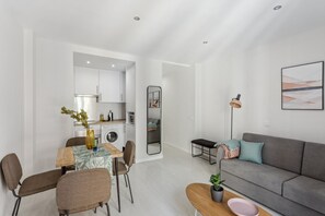 One-Bedroom Apartment | Sala de estar | Televisor de ecrã plano de 50 polegadas com canais por cabo 