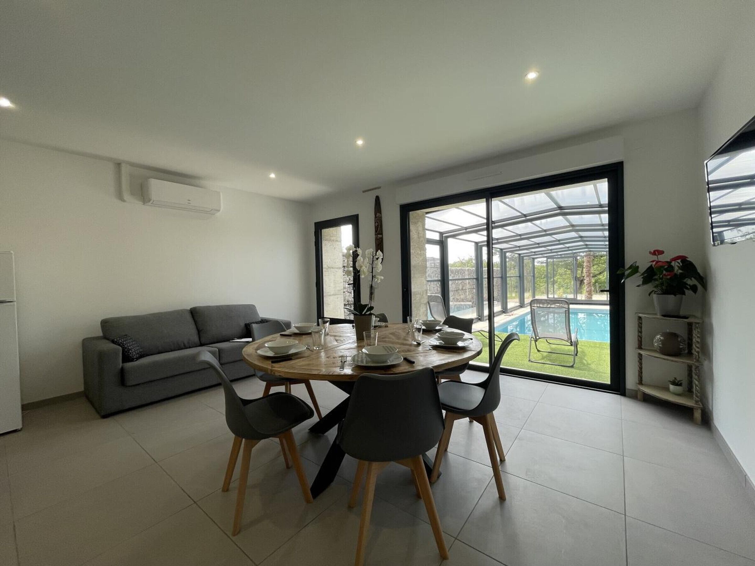 Gîte Avec Piscine Chauffée, Jardin Privé Et Climatisation - Allier