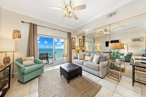 Apartamento Signature em Condomínio Fechado, 1 quarto, não fumadores, varanda | Sala | Televisor de ecrã plano de 55 polegadas com canais por cabo 