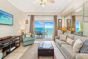 Condo com design assinado, 1 quarto, para não fumantes, sacada | Sala de estar | TV de tela plana 55 polegadas com canais a cabo