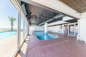 Piscina interior, piscina exterior 