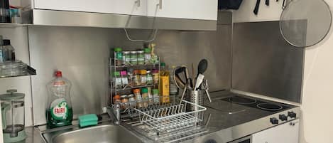 Apartamento, 1 cama Queen | Cozinha privada | Geladeira, micro-ondas, fogão, cooktop