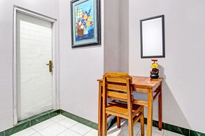 Quarto casal econômico | Escrivaninha, espaço de trabalho para notebook, cortinas blackout