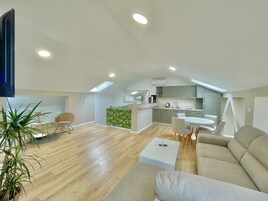 Apartamento família | Área de estar | TV LCD 50 polegadas com canais a cabo