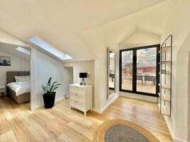 Apartamento família | Roupas de cama premium, camas Select Comfort, escrivaninha