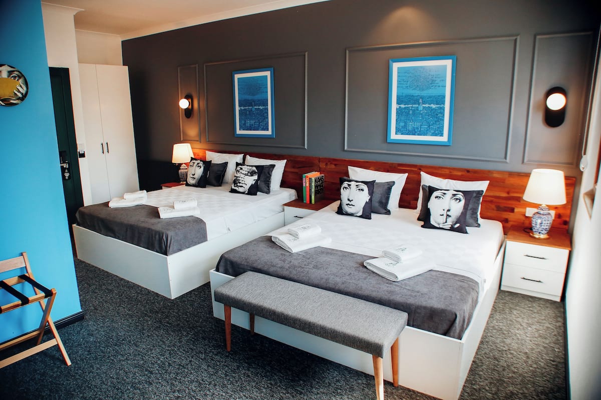 Quarto quádruplo luxo, várias camas | Roupas de cama premium, frigobar, cofres nos quartos