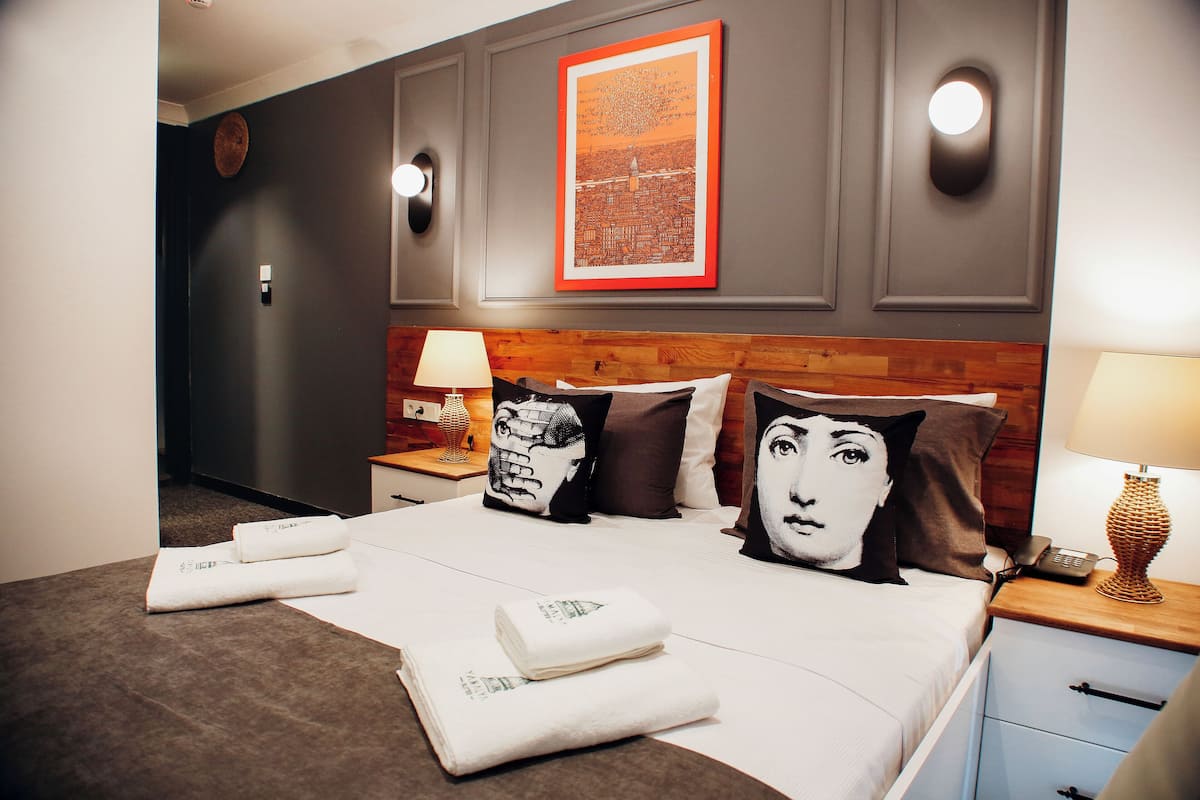 Quarto casal standard | Roupas de cama premium, frigobar, cofres nos quartos