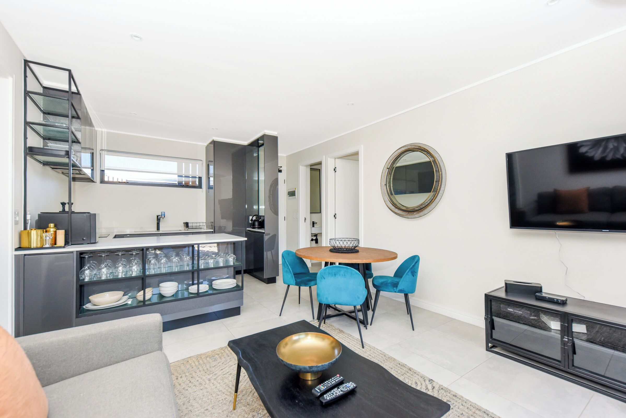 Apartamento Clássico | Sala de estar | Televisor de ecrã plano de 50 polegadas com canais por cabo, Netflix 