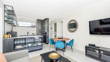 Apartamento Clássico | Sala de estar | Televisor de ecrã plano de 50 polegadas com canais por cabo, Netflix