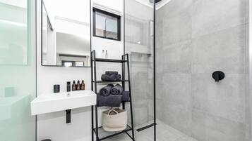 Apartamento Clássico | Casa de banho | Um polibã e uma banheira separados, um secador de cabelo