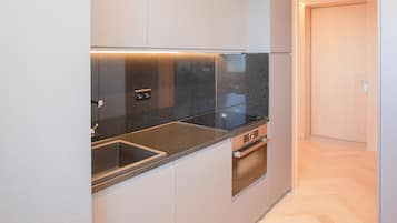 Apartamento | Cozinha privada | Um frigorífico, um micro-ondas, um forno, uma máquina de lavar louça