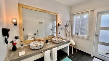 Vila luxo, 1 quarto, vista para o jardim | Banheiro | Chuveiro, chuveiro com efeito de chuva, produtos de toalete de grife