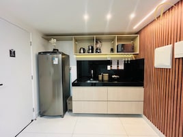 Apartamento Deluxe | Cozinha privada | Um frigorífico, um micro-ondas, liquidificador 