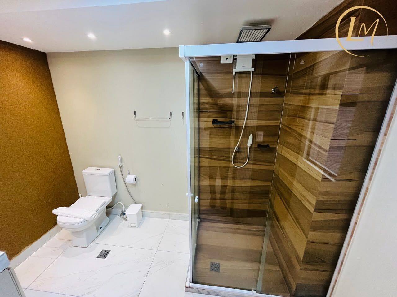 Apartamento Deluxe | Casa de banho | Um polibã, um chuveiro fixo, um secador de cabelo (mediante pedido) 