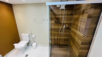 Apartamento Deluxe | Casa de banho | Um polibã, um chuveiro fixo, um secador de cabelo (mediante pedido)
