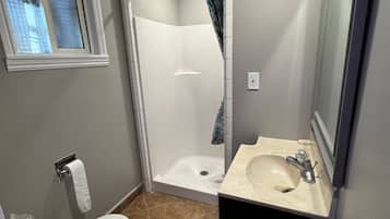 Quarto Básico | Casa de banho | Um secador de cabelo, toalhas fornecidas, sabão, champô