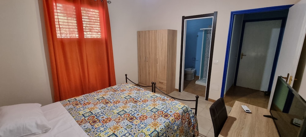Room With Breakfast Included In Cottage Holiday Home In Palmi Pietrenere. - Palmi
