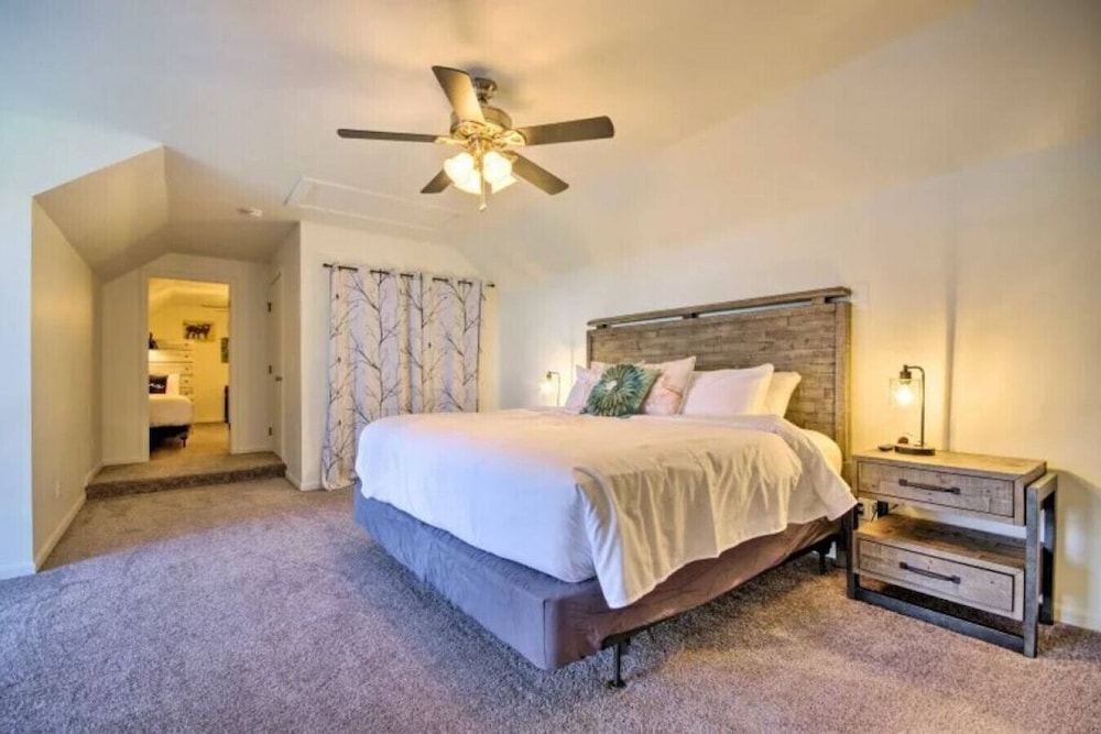 Headquarters @ Prairie Base, Roomy 2 King Ensuites - Rolla, MO