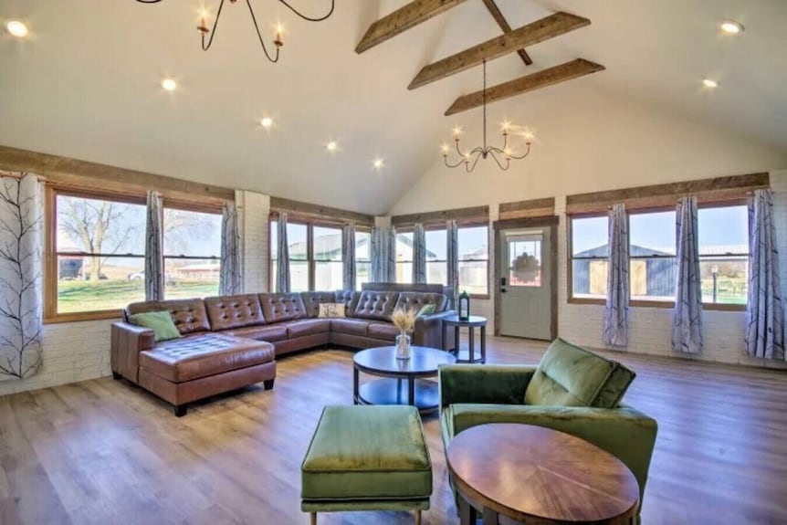 Headquarters @ Prairie Base, Roomy 2 King Ensuites - Rolla, MO