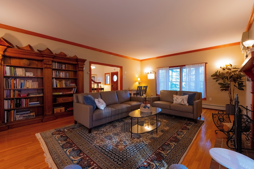 Huge Family Home! Sleeps 27 Comfortably. 3/10 Mile From The Beach! - Kittery, ME