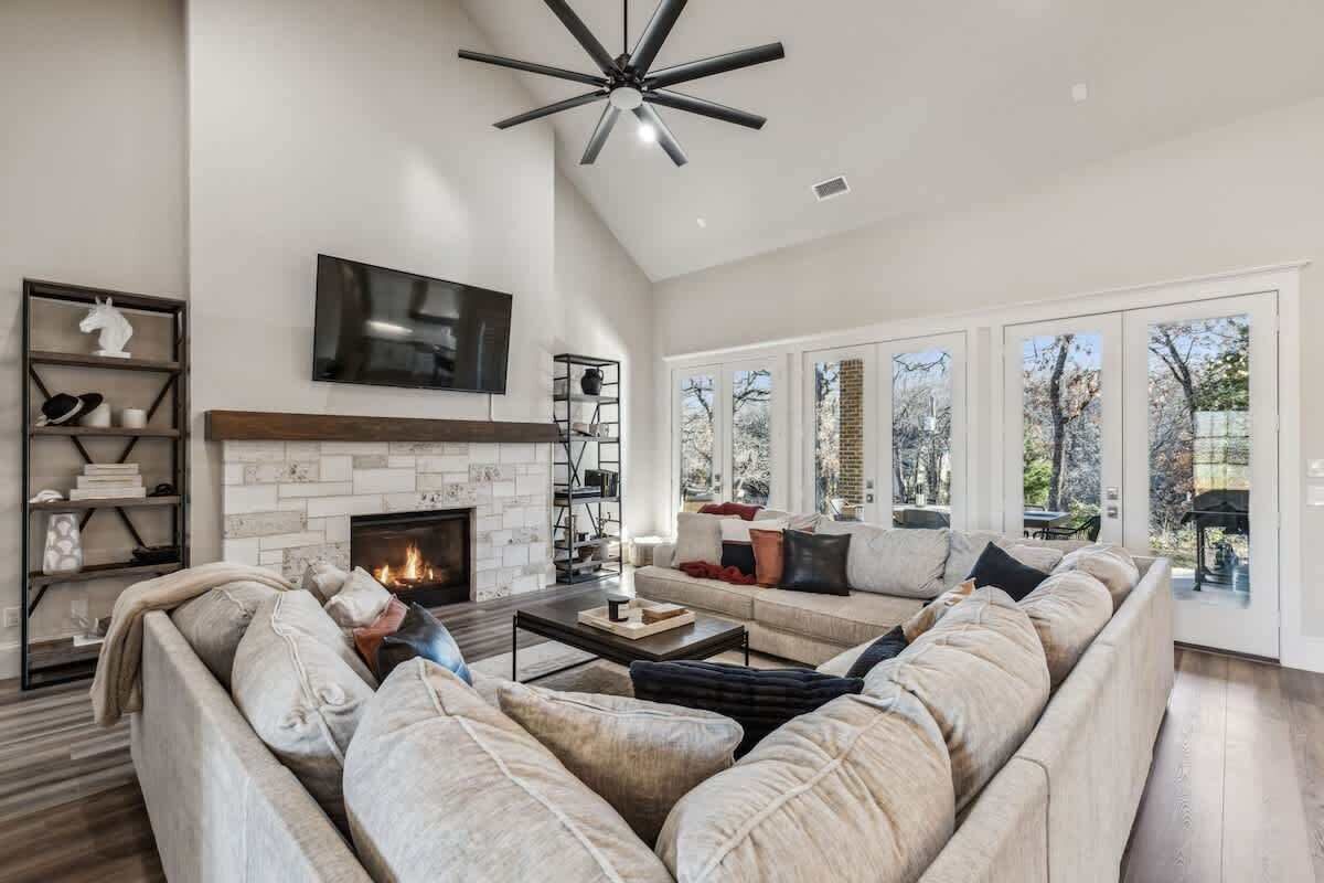 Luxe Estate Near Dfw | Chefs Kitchen  Fireplace - 弗洛爾蒙特