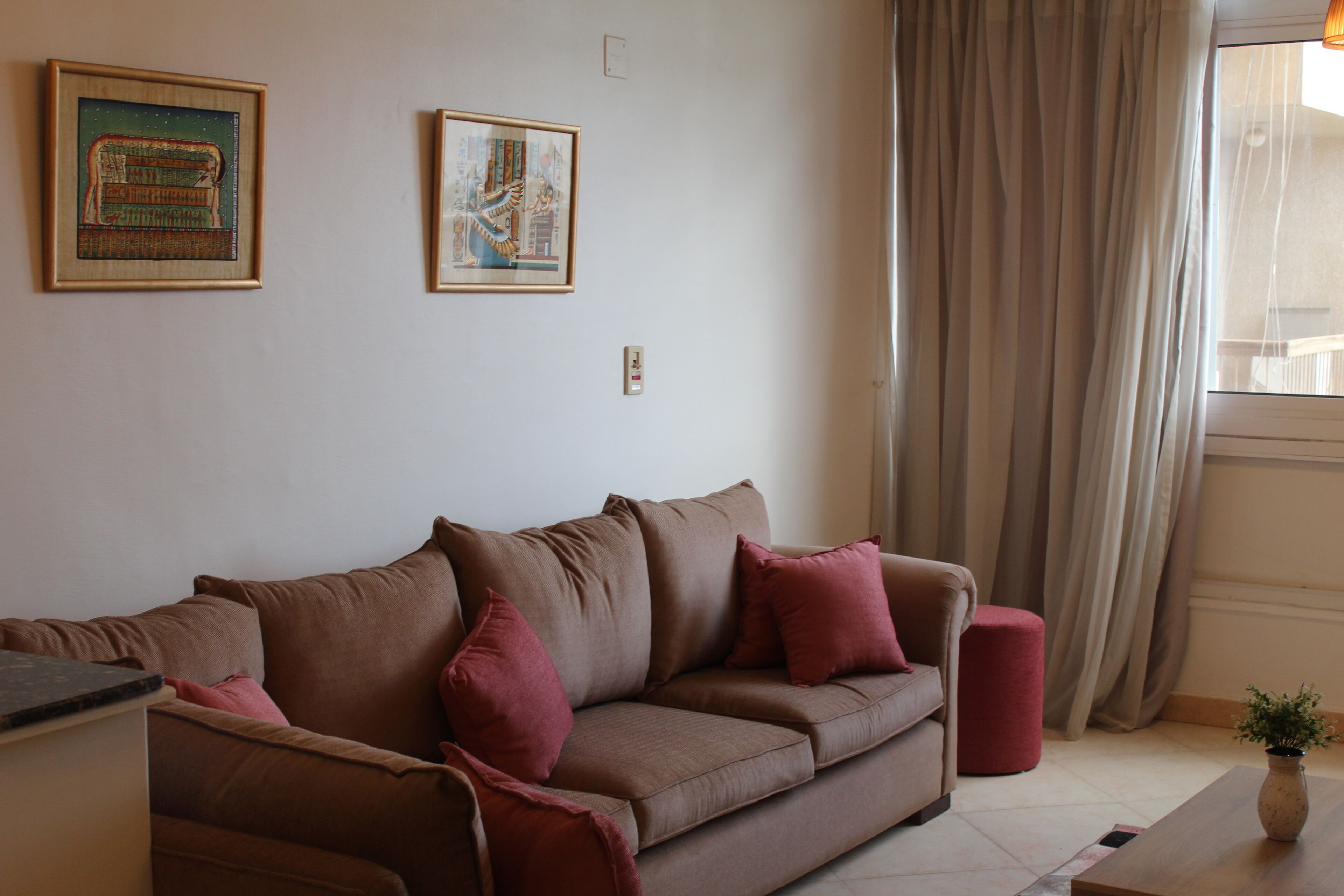 View  Great Pyramids & Egyptian Museum; A 10 Min Walk & 1.7 Km 2 Great Pyramids. - Cairo