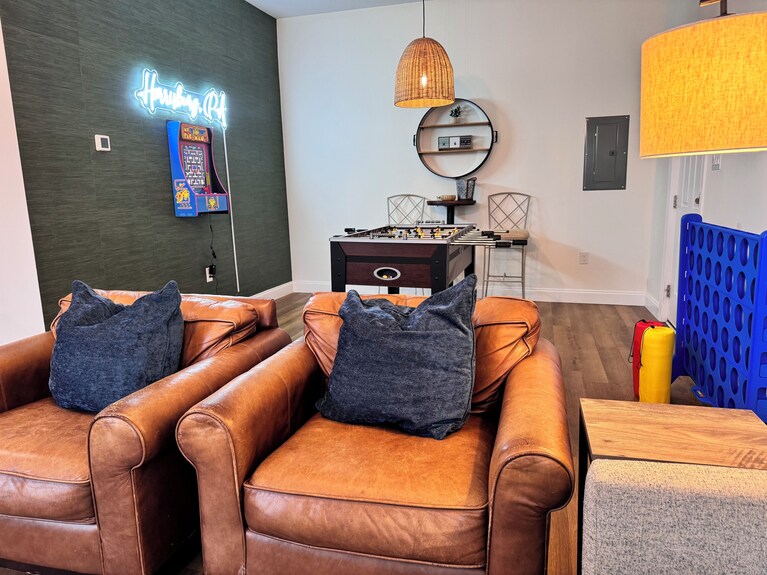 Sleeps 8! Foosball+arcade, Private Courtyard, Parking, Washer+dryer. Great Home! - New Buffalo, PA