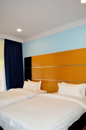 Quarto Twin Standard, 2 camas individuais | Cofre no quarto, secretária 