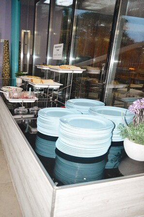 Pequeno-almoço tipo buffet diário mediante uma taxa 