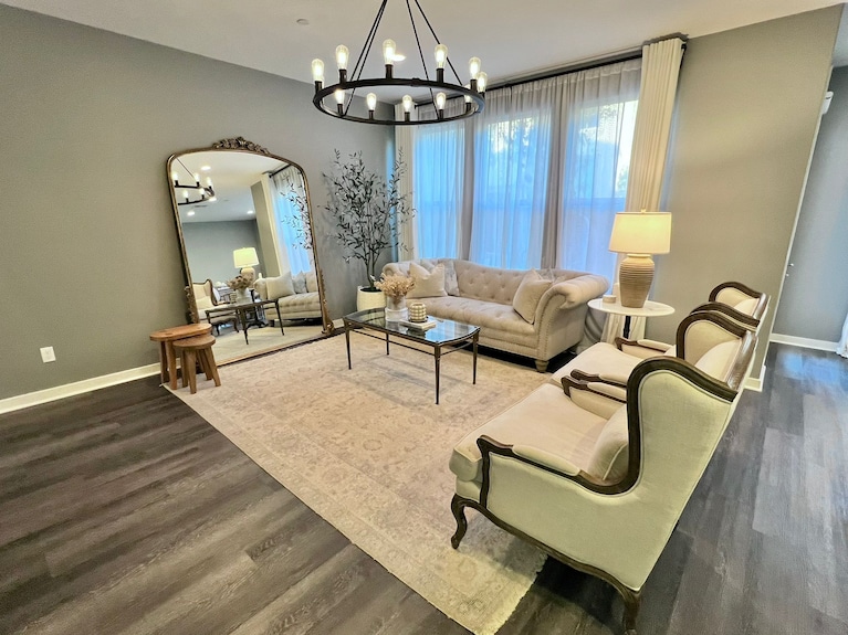 Resort Living 3 Bedroom Modern Apt With Backyard - California