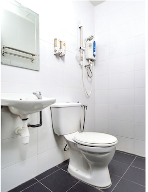 Quarto Duplo Standard, 1 cama king-size | Casa de banho | Um polibã, toalhas fornecidas 
