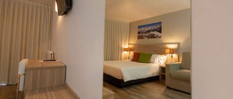 Quarto Quádruplo | Minibar, cofre no quarto, secretária, cortinas/cortinados opacos
