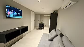 Quarto quádruplo | Área de estar | Smart TV 43 polegadas com canais digitais